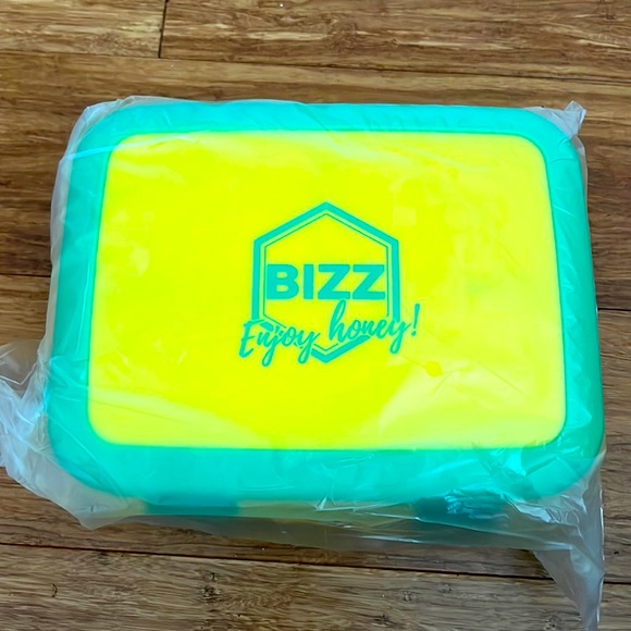 Bizz | Other | New Bizz Lunch Box Container With Reusable Spoon 37oz ...
